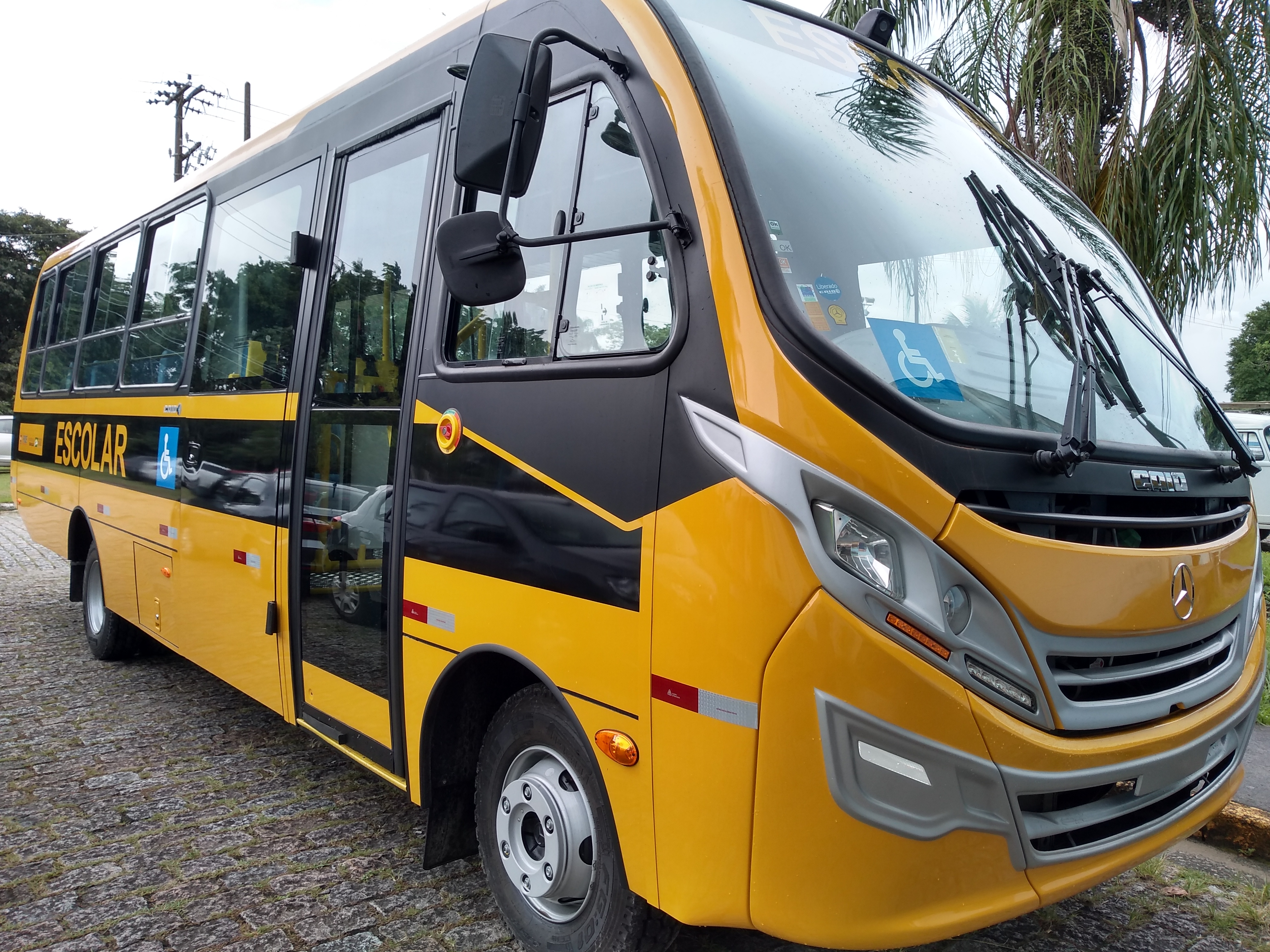 Alunos são beneficiados com mais um ônibus adaptado Alunos são beneficiados com mais um ônibus adaptado